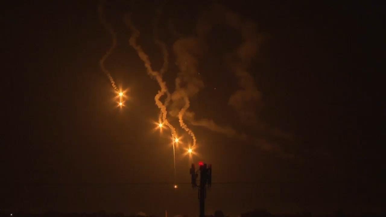 Flashes and flares light up the night sky near Gaza border - YouTube