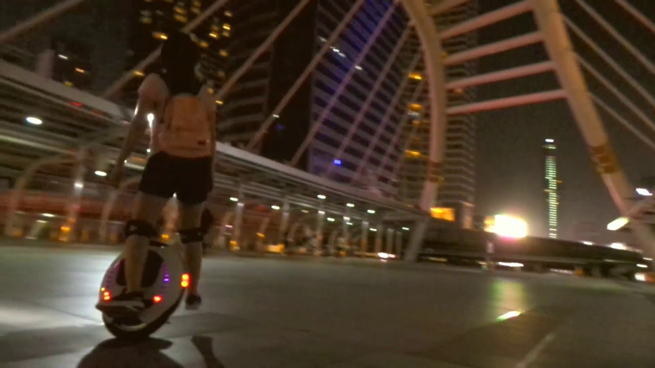 Woman show skill one leg electric unicycle จักรยาน ไฟฟ้า ล้อ เดียว ...