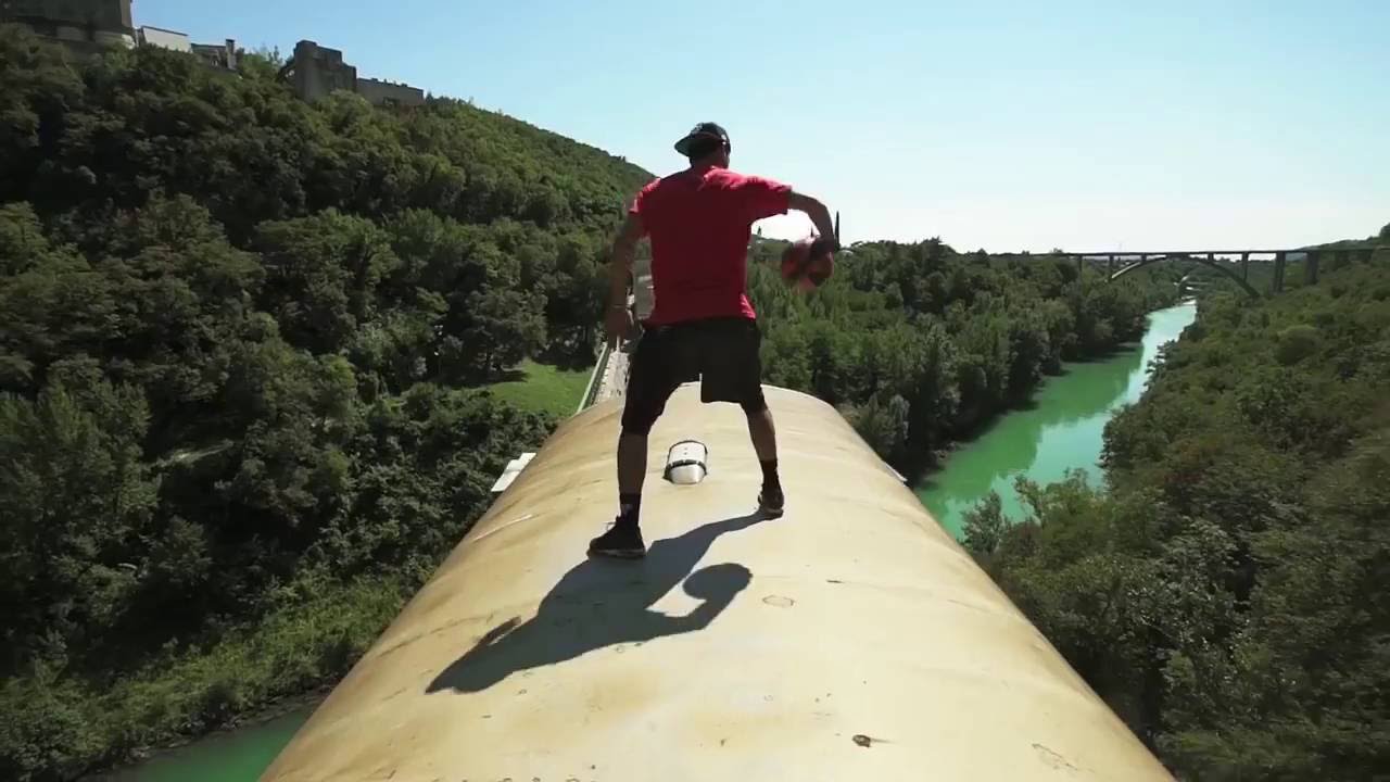 Dunks on a Train | Extreme Basketball Freestyle - YouTube