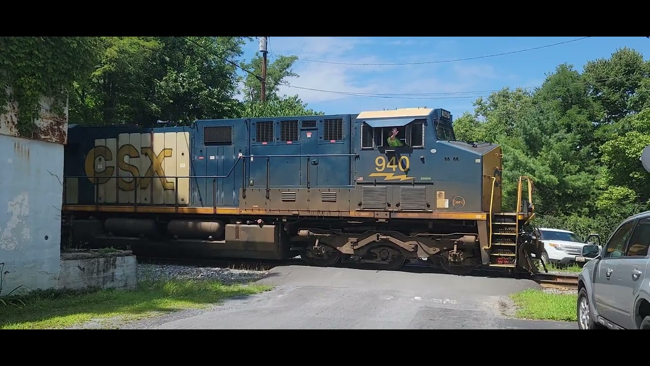 csx L131, departing Clearbrook va with the Crayola unit 940 leading ...