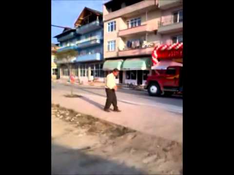 Drunk Guy Dancing - Sarhoş Adam Sokak Ortasında Dans Ediyor