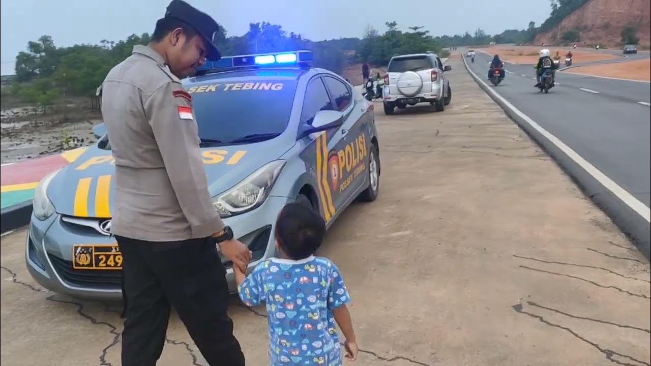 Naik mobil polisi - YouTube