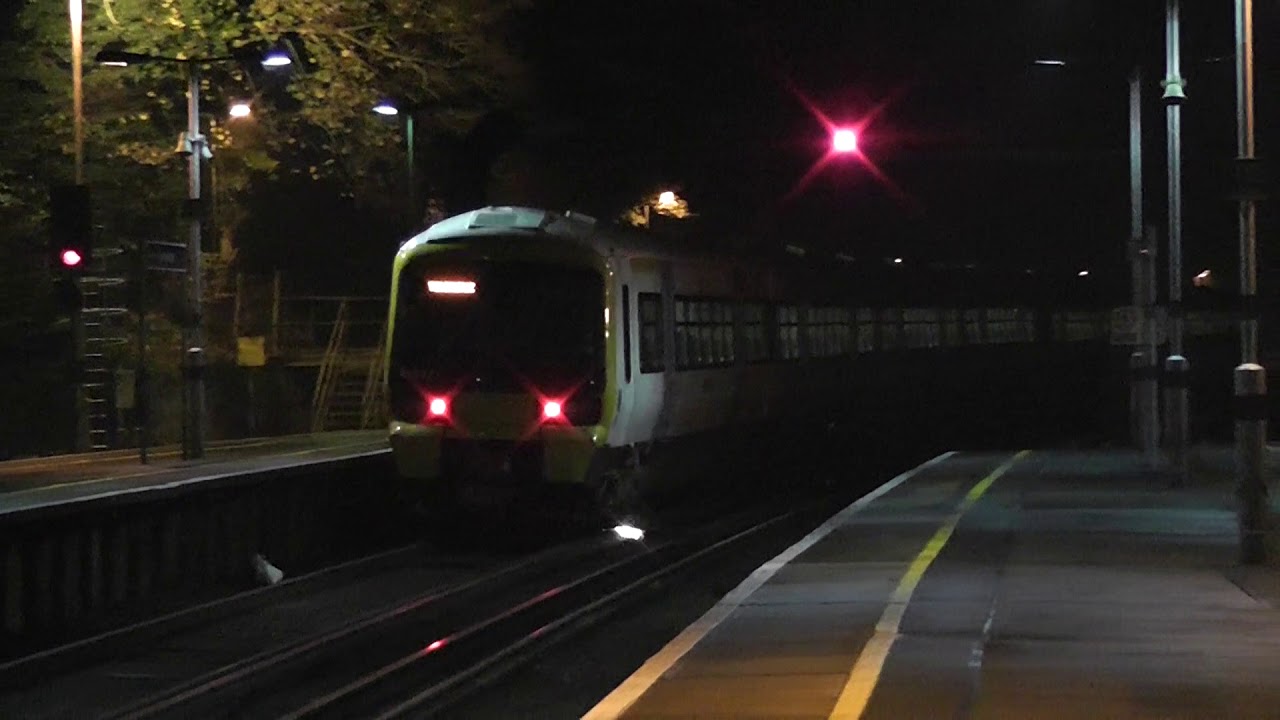 (HD) Southeastern Class 375 & 465 arcing on the third rail at Sevenoaks ...