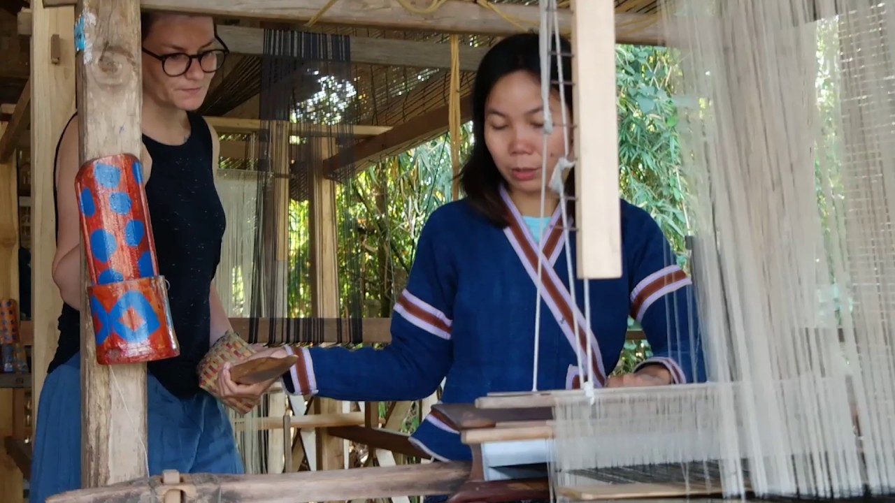 A weaving class with Ock Pop Tok - Laos - YouTube
