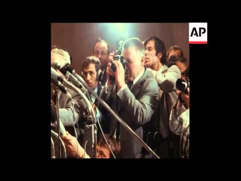 SYND 7-8-70 GERMAN FOREIGN MINISTER WALTER SCHEEL ARRIVES AT BONN AIRPORT