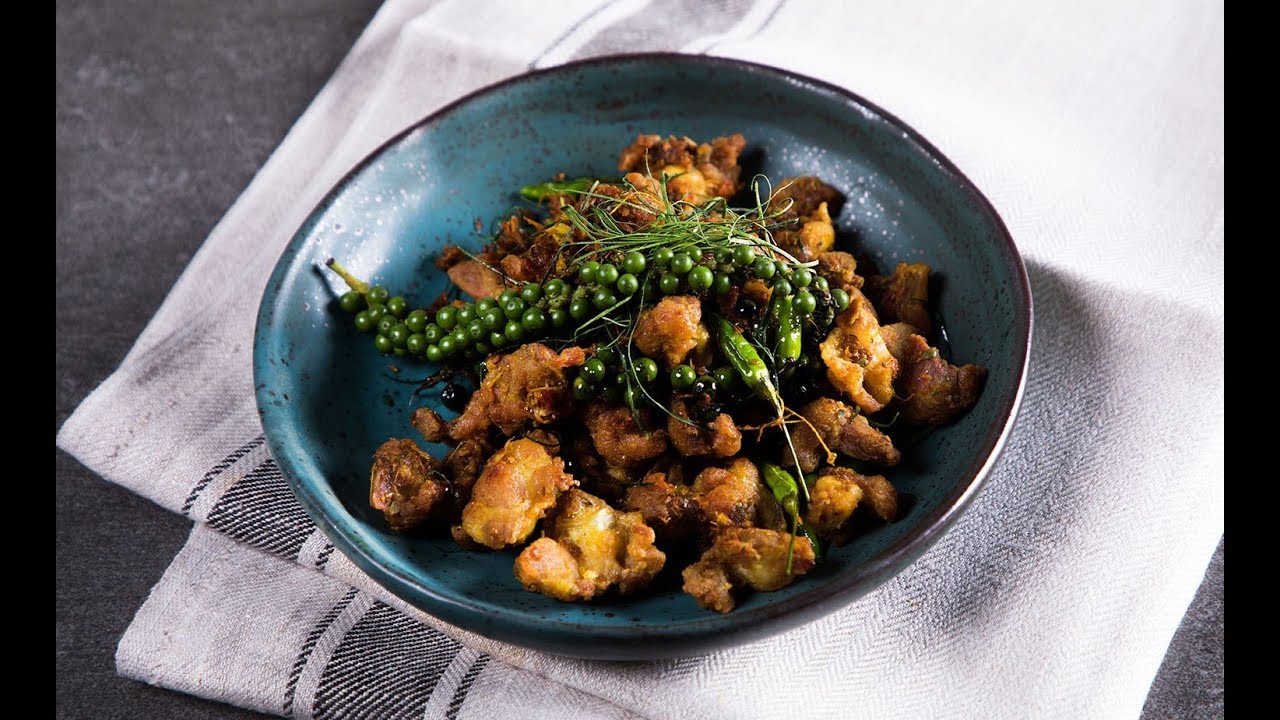 คั่วกลิ้งข้อไก่พริกไทยอ่อน Stir-Fried Chicken Knuckle in Southern Curry ...