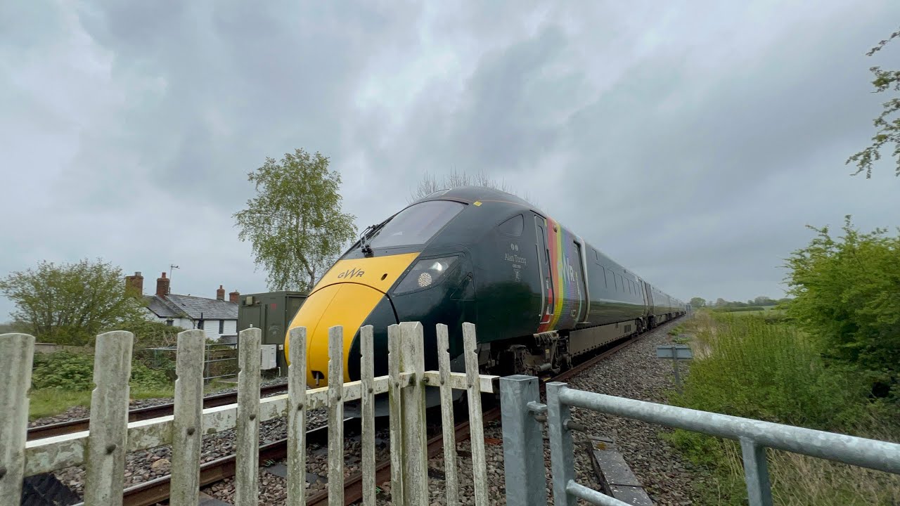 800008 passing Purton Collins lane level crossing - YouTube