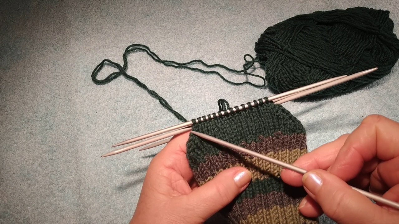 Strikke herresokker - Vi fortsetter med å felle av maskene i tærne ...