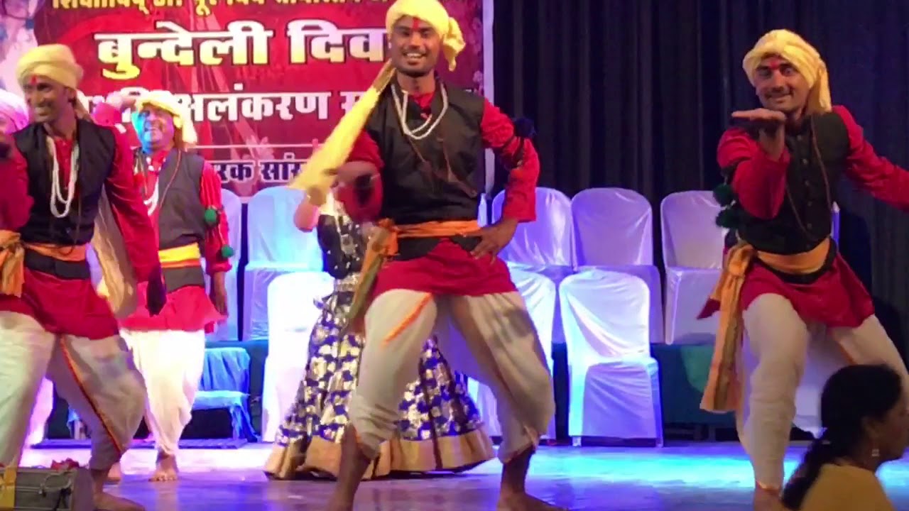 Bundeli folk dance Rai By Pooja Tiwari - YouTube