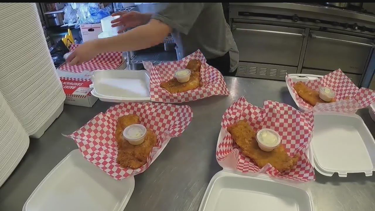 Fish fry frenzy taking over the Pink Flamingo in Struthers - YouTube