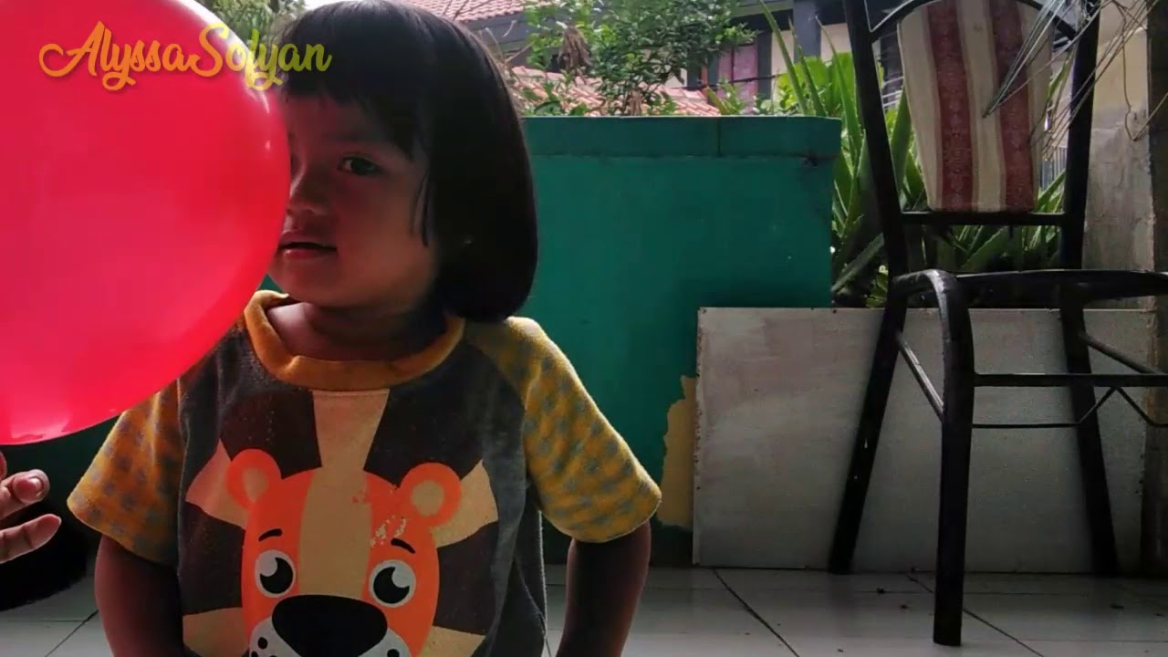 Ikut ke pasar sama nenek, alyssa minta beli balon - YouTube
