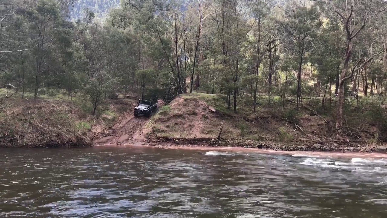 Defender 90 crossing Macalister river - YouTube