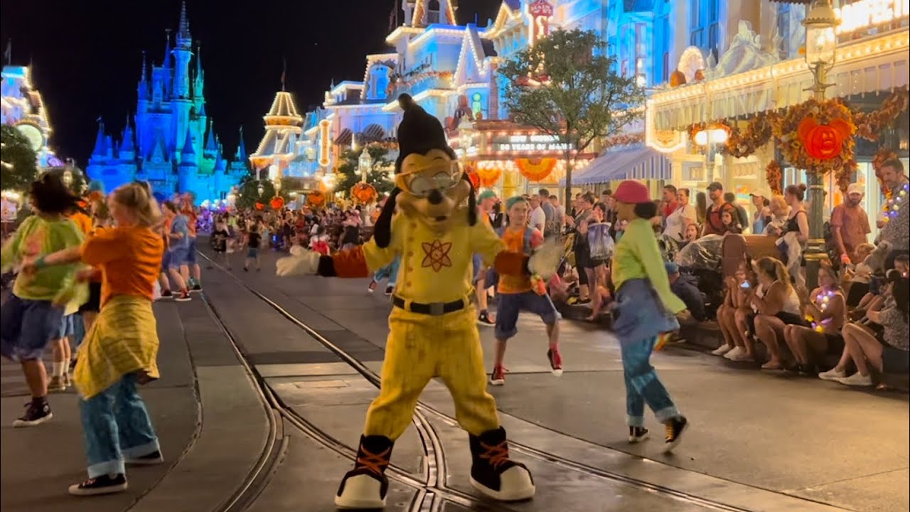 Max Goof in the Powerline Pre-Parade Dance Party! - YouTube