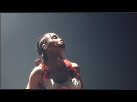 FKA Twigs - Daybed (HD LIve at Koninklijk Theater Carré, 3 December ...