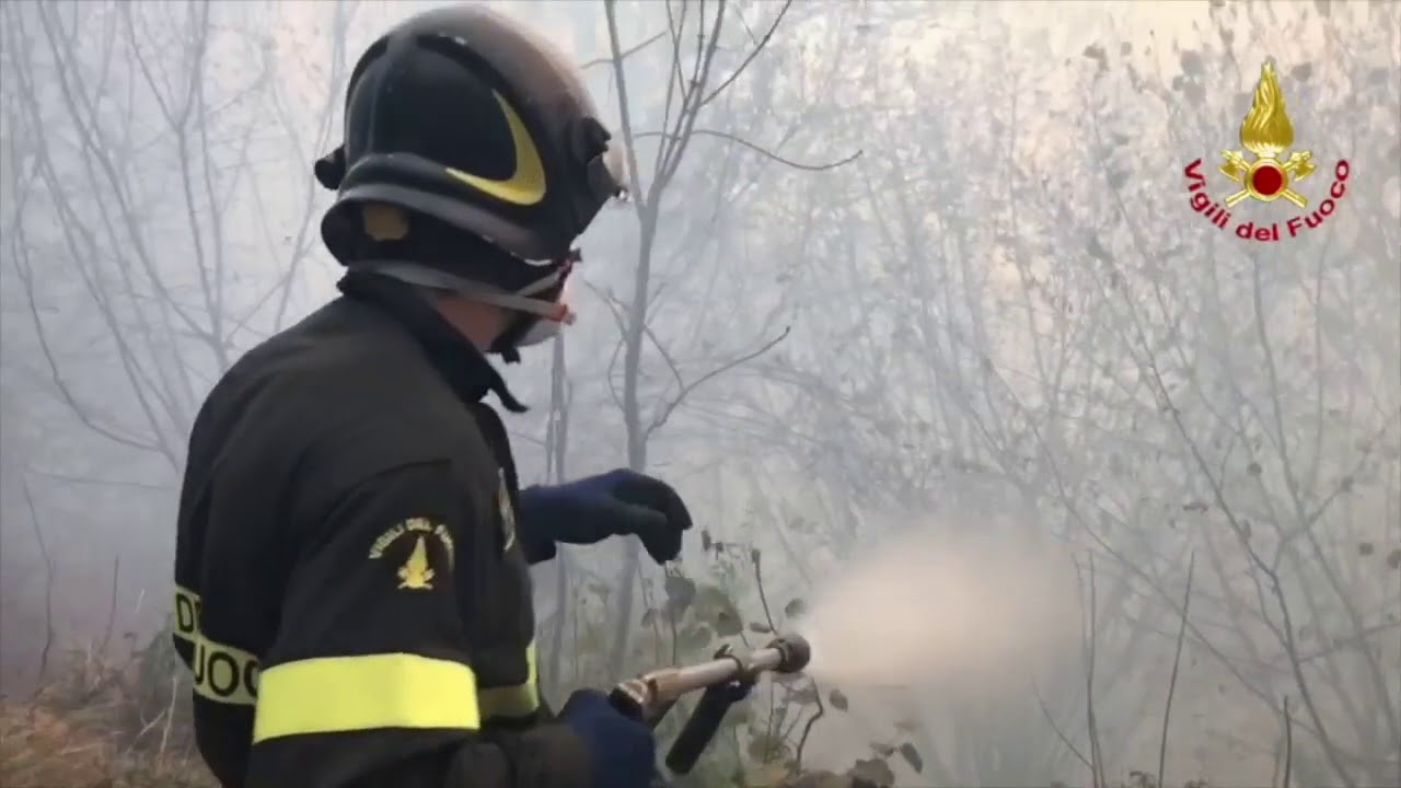 Italian Firefighters Use Aircraft to Battle Lombardy Blaze - YouTube