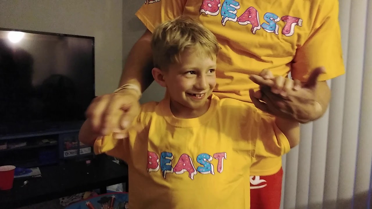 MY DAD SURPRISED ME WITH MR.BEAST MERCH!!!!!!! - YouTube