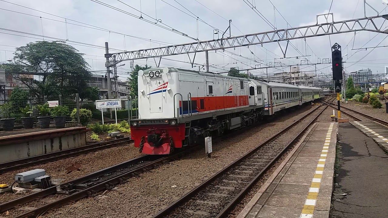 Lokomotif CC 201 109 KP/324A Kereta Ekonomi Lokal Purwakarta - YouTube