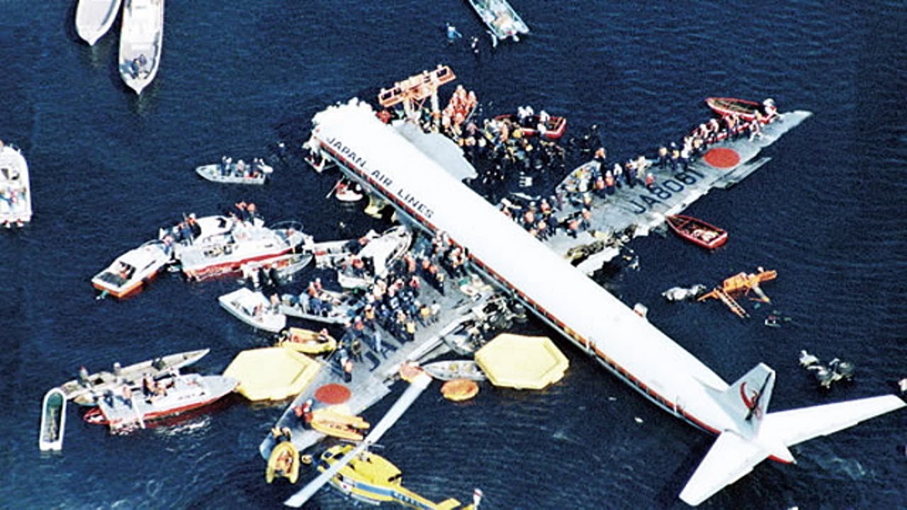 The 1982 Japan Airlines Tragedy. - YouTube