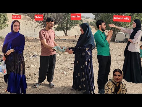 Mahin says goodbye to her brothers Saleh and Ali and returns to the city. Ali's love for Zahra