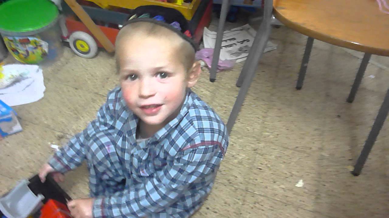 Kids Eating Matzah - YouTube