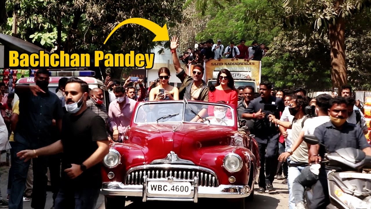 Bachchan Pandey Cast SURPRISE ENTRY In VIntage Car At Gaiety Galaxy ...