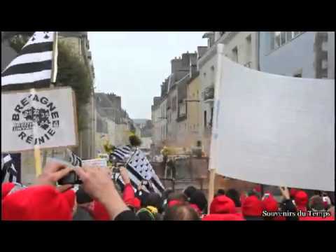 Les Bonnets Rouges Manifestation - YouTube