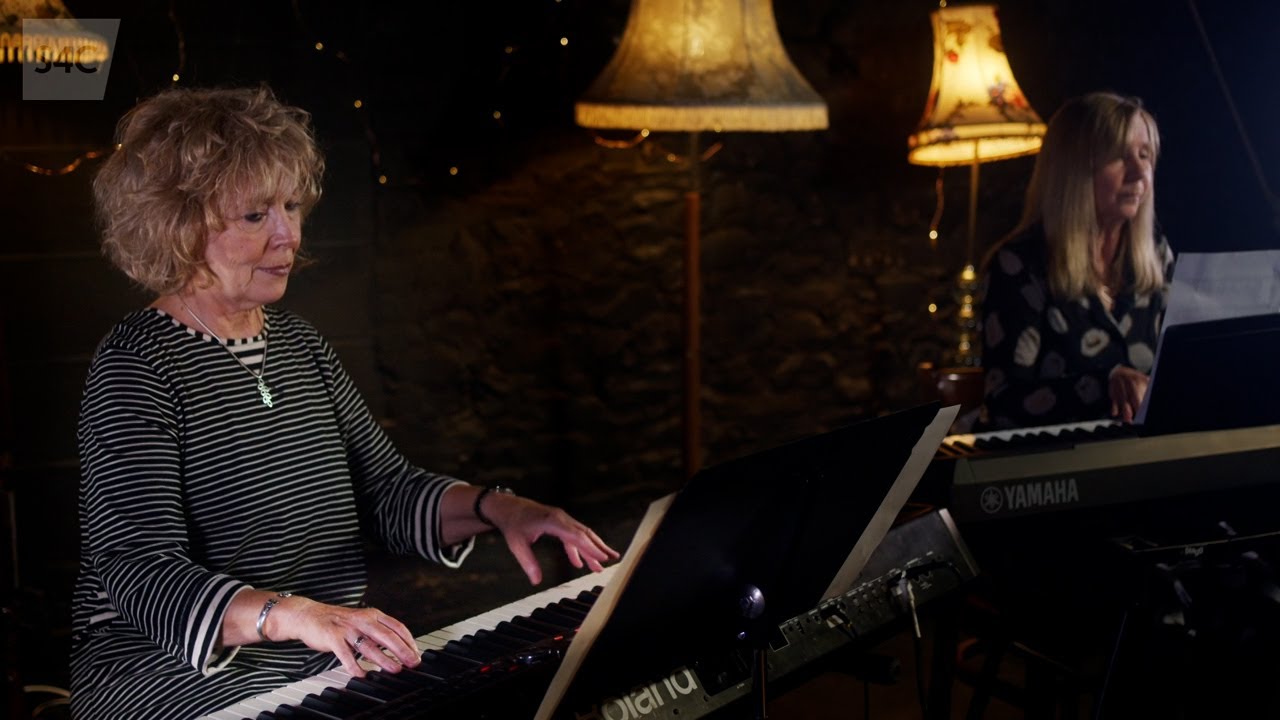 Sioned Webb a Siân James - Santiana | Eisteddfod AmGen: Cwt Cerdd - YouTube