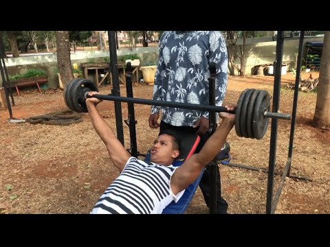 Marombeiro solitário já está motivando o seus amigos a treinar - YouTube