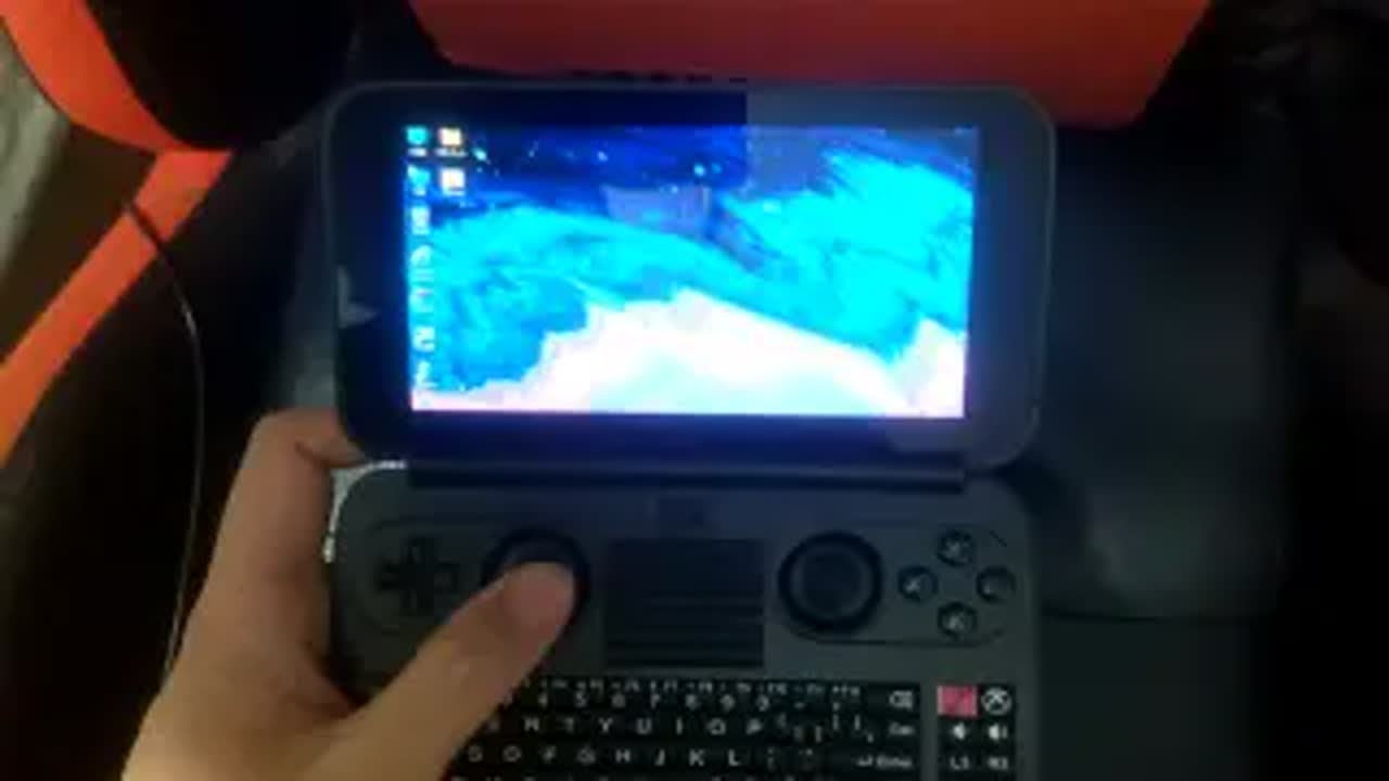 离谱！gpd win1成功升级了win11。打了忍龙2，还进入巫师3的世界里玩了一会儿。win1：放过我吧。。。 - YouTube