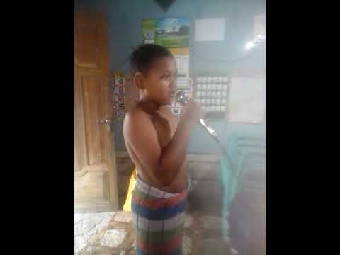 Untung handuknya ga jatuh...!