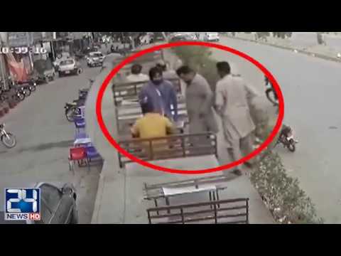 Robbers loot people in broad daylight in Karachi - YouTube