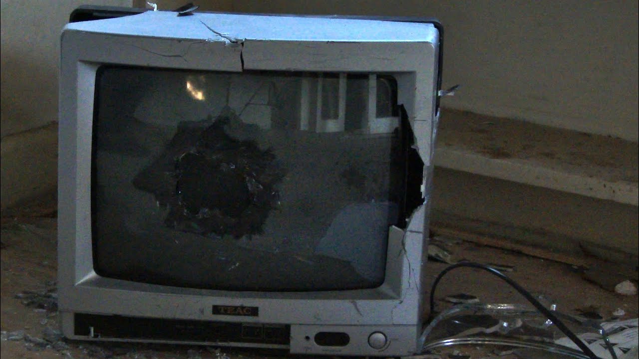 Smashing a Teac CT-M342H 34cm CRT Television - YouTube