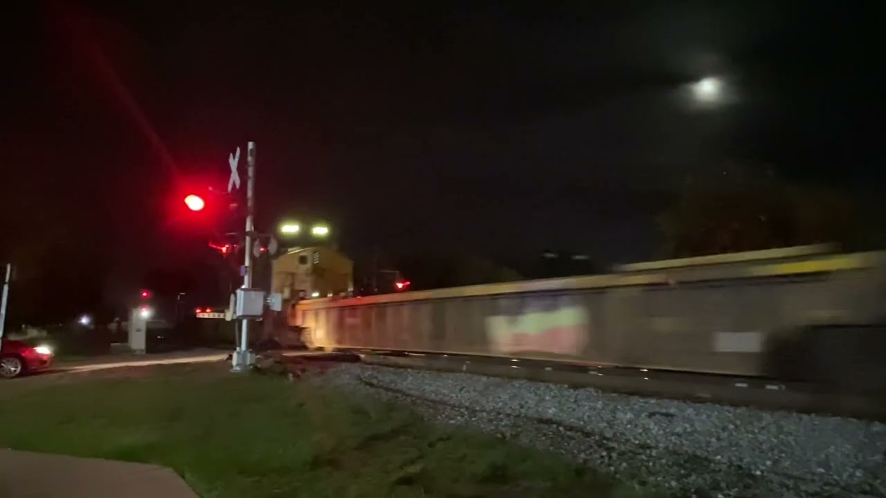 Must See!! Do Not Hump boxcar Red Laser Lights!! CSX 959 ES44AH Leads ...
