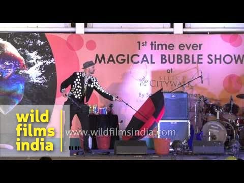 Samsam Bubbleman shows his magical bubble tricks to Delhi - YouTube