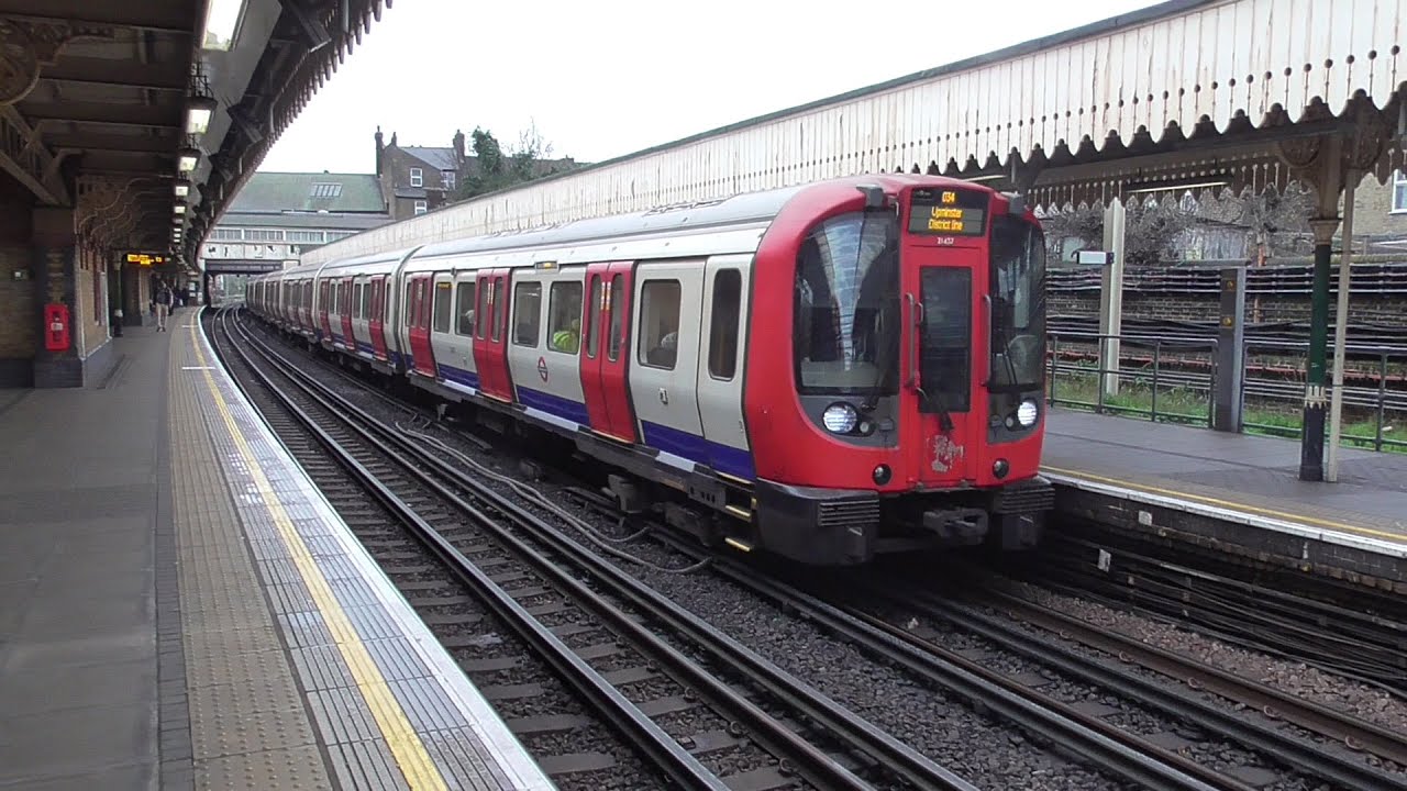 London Underground - East Ham Station - YouTube