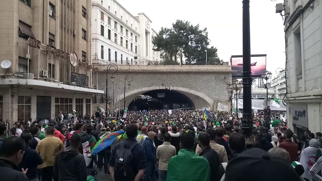 Rassemblement sur la place Audin au moment où la police scientifique s ...