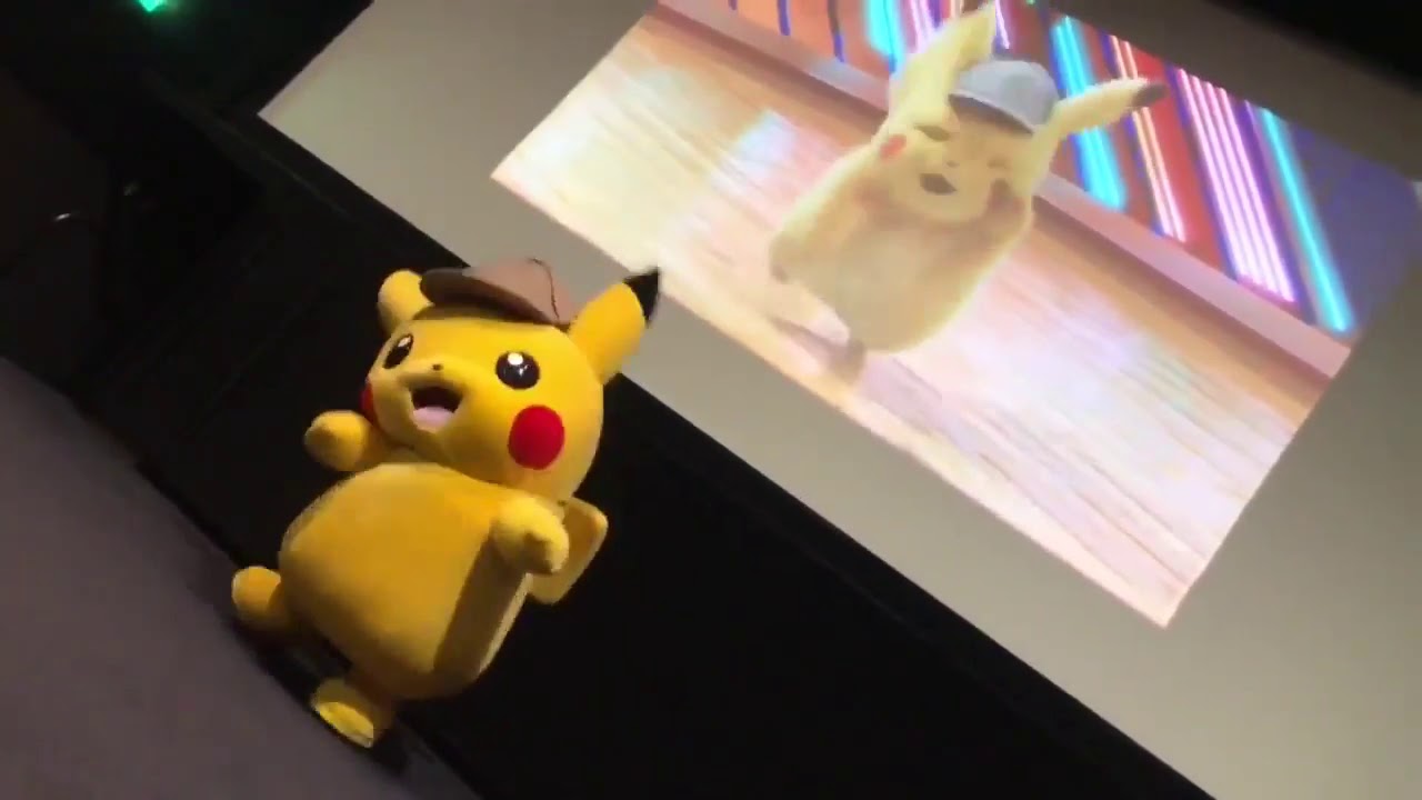 Botarga de Detective Pikachu bailando - YouTube