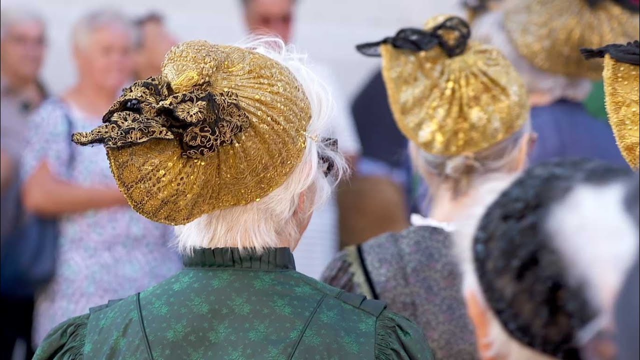 Pöchlarn: Goldhauben glänzen seit 50 Jahren - YouTube