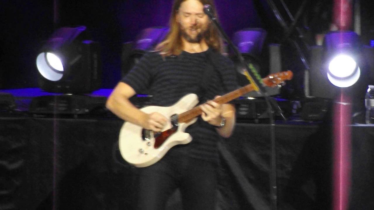Maroon 5 - James Valentine rocking out - YouTube