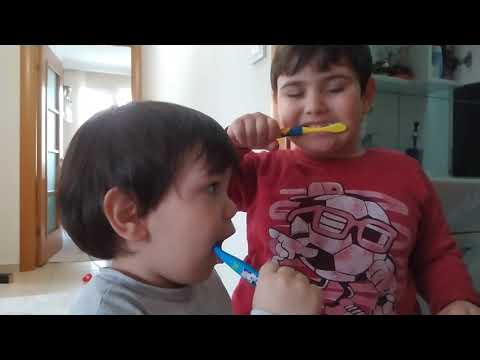 Kuzey Ali ve Arda süper kahraman  Batman'li diş fırçasıyla dişlerini fırçalıyor #superkahramanbatman
