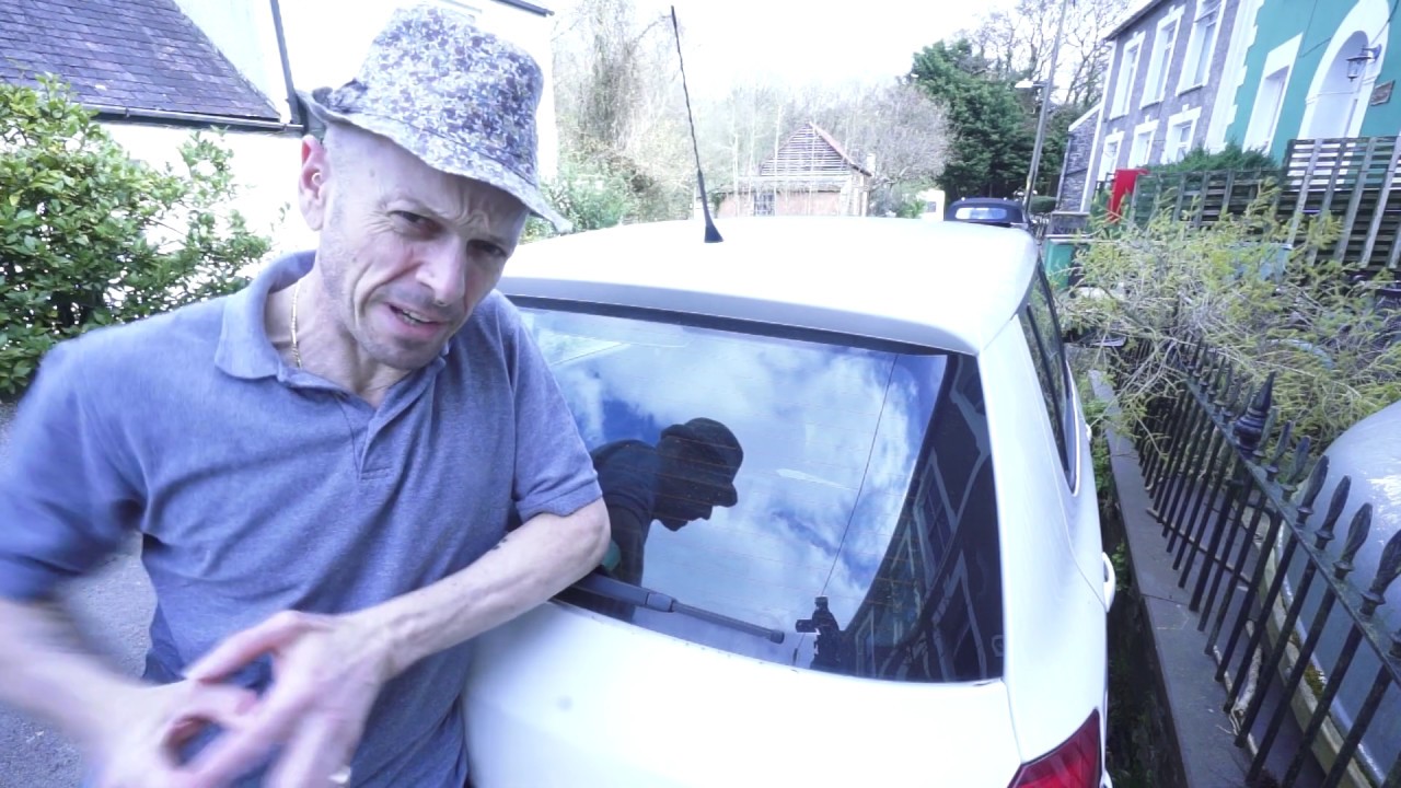 MR MECHANIC HELPS FIX A BROKEN DOWN AUDI A4 - YouTube