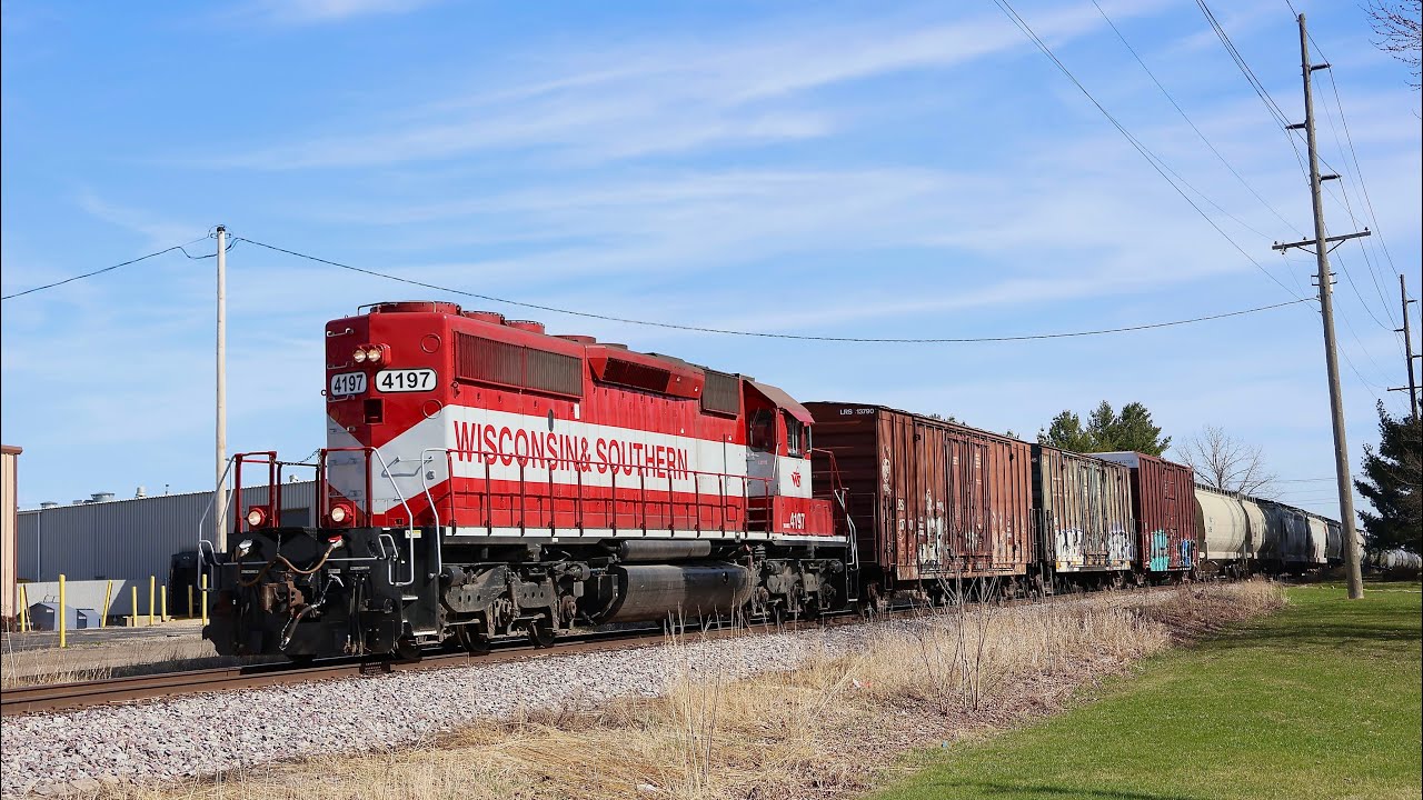 WAMX 4197 Leads WSOR L593 At Beaver Dam, WI on the WSOR Cambria Sub - YouTube