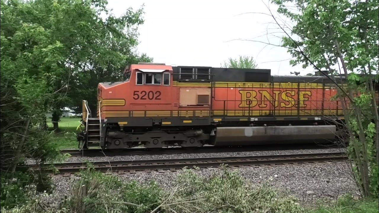 BNSF 5202 East in Wyanet, IL 6/7/21 - YouTube
