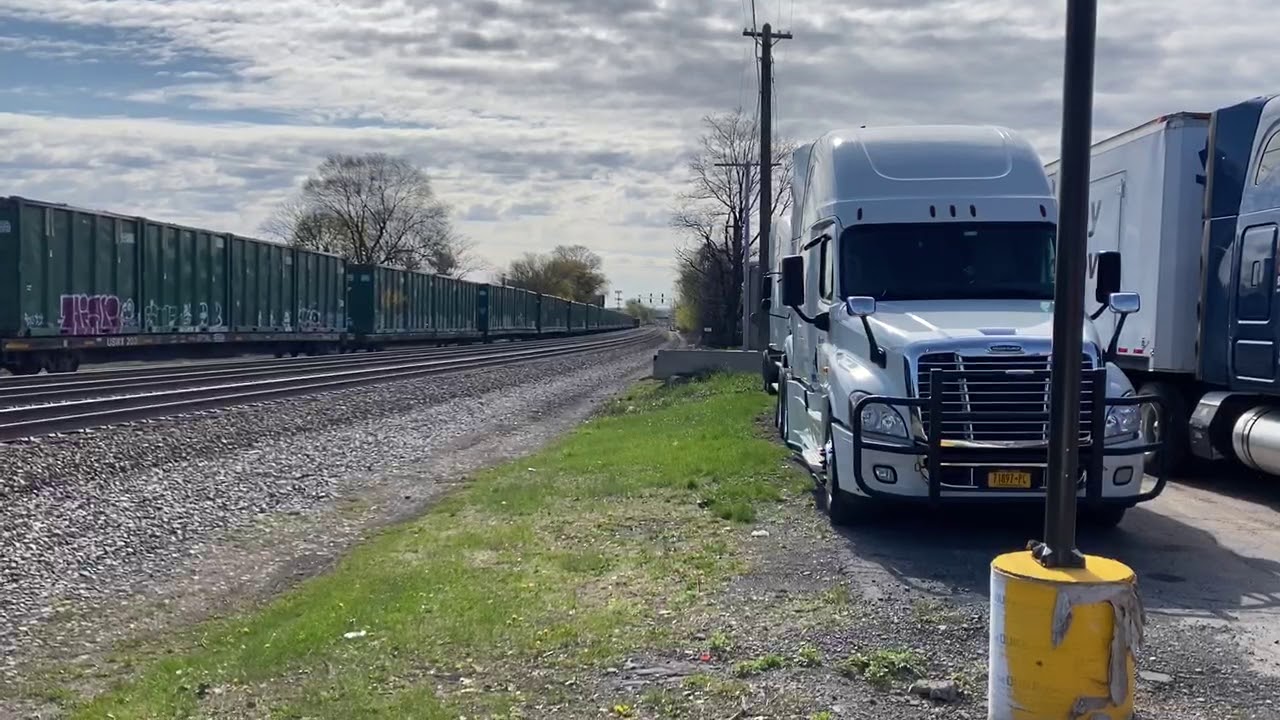 316: CSX garbage train arriving at the Rochester yard - YouTube