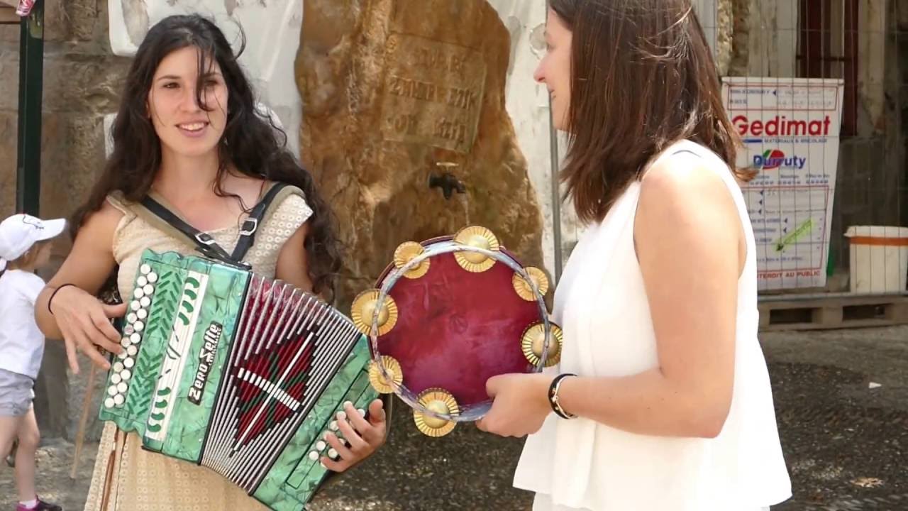 Musique basque trad à Espelette... - YouTube
