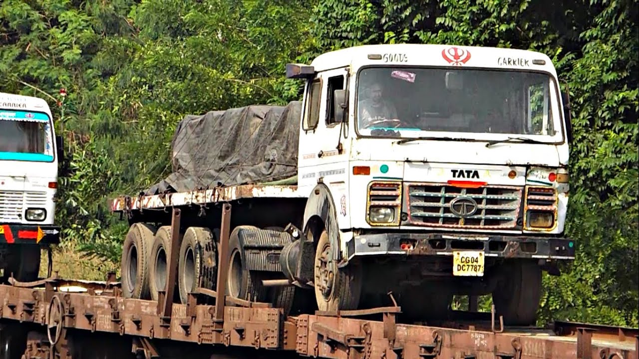 Semi Trucks Drive On A Train! RORO Train Unloading! - YouTube