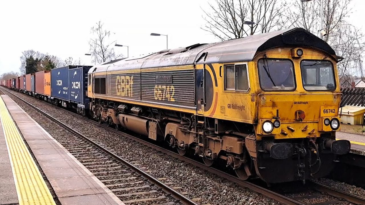 66742 4E34 Southampton Docks to Doncaster IPort on 3rd January 2024 ...