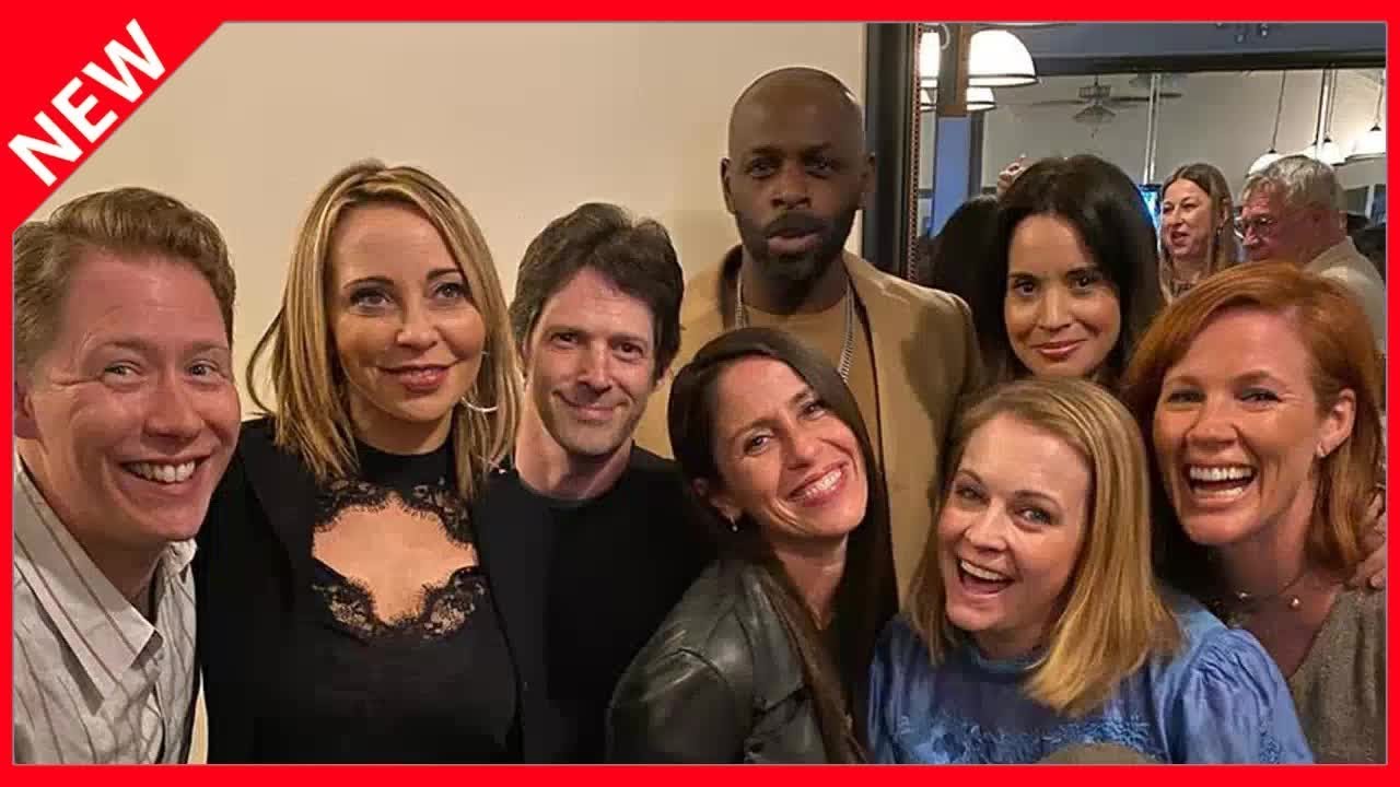 "Sabrina"-Cast und Crew feiern Riesen-Reunion nach 17 Jahren - YouTube