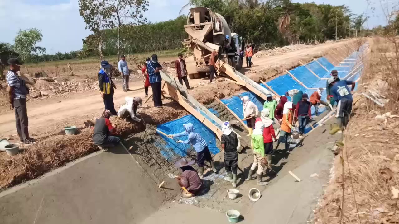 Proses pengecoran Lining sluran irigasi - YouTube