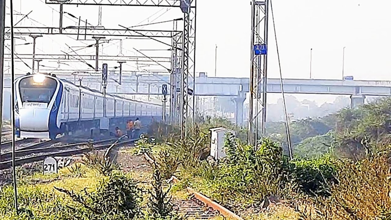 India's fastest train Vande Bharat Express, 20901 Mumbai Central to ...